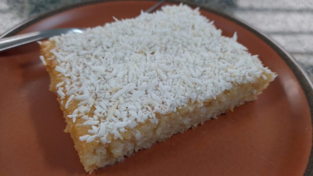 Bolo gelado (e molhadinho) de coco – Monolito Nimbus